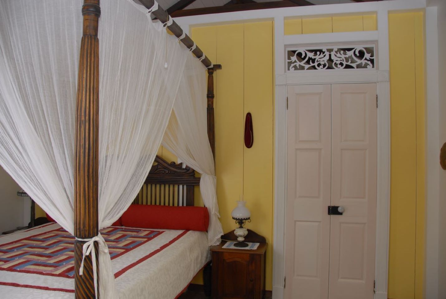Saba Island Villa: Charming House on the Path for Sale, Tranquil Retreat